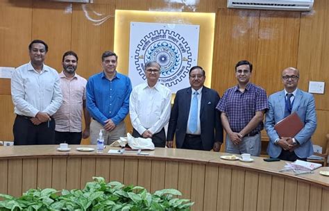 एसजीआरआर यूनिवर्सिटी आईआईटी रूडकी के बीच एमओयू कलम किताब