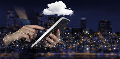 추상적인 클라우드 기술 디지털 통신 네트워크 도시 어두운 흐린 배경에 디지털 홀로그램 클라우드 기호와 손으로 터치 흰색 태블릿 가상현실에 대한 스톡 사진 및 기타 이미지