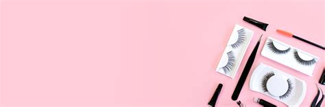 트렌디 한 파스텔 핑크 배경에 눈 속눈썹 확장을위한 다른 도구 가짜 속눈썹과 핀셋 놀링 컨셉 메이크업 화장품 상단 보기 복사 공간 텍스트 와 디자인을 위한 장소 배너 0명에