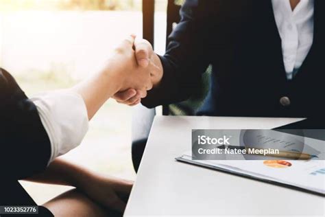 비즈니스 사람들이 악수 마무리 모임비즈니스에 티켓 축 하 합병 및 인수 개념 계약서에 대한 스톡 사진 및 기타 이미지 계약서 고객 공동체 Istock