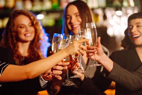 파티에서 샴페인 잔을 깜박이는 행복한 사람들의 그룹 샴페인과 함께 겨울 휴가를 축하하는 젊은 친구들 파티 축하 음료 생일 개념