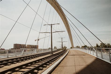 집 밖의 강철 다리 강철 케이블 건설 건설 현장 건축 건축 사진 걷는 길 경치 고가도로 고층 건물 교통 구조 설계 기중기 높은 다리 대중교통