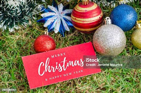 메리 크리스마스 소원 텍스트 통 레드 카드 와 크리스마스 공 장식 배경 와 상의 풍경 와 풍경 풍경 풍경 크리스마스 축하 컨셉 0명에 대한 스톡 사진 및 기타 이미지