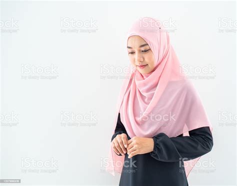 회색 배경에 고립 된 혼합 포즈와 제스처와 비즈니스 복장과 히잡을 입고 아시아 아름다운 무슬림 젊은 여성의 절반 길이 초상화 기술 비즈니스 금융 테마에 적합합니다 서 있기에