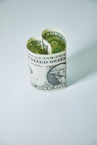 복사 공간이있는 회색 배경 위에 1 달러 지폐에서 접힌 심장 돈 사랑의 개념 이미지 개념에 대한 스톡 사진 및 기타 이미지 개념 금융 녹색 Istock