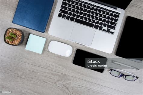 사무실 노트북 컴퓨터 노트북 디지털 태블릿 펜 스마트폰 마우스 안경 및 흰색 나무 바탕에 커피 테이블 데스크톱 오피스 이랑 개념입니다 개념에 대한 스톡 사진 및 기타 이미지