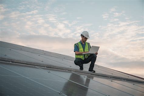 손상된 부품이 있는지 유지 보수를 위해 지붕의 태양 전지를 확인하는 서비스 엔지니어 엔지니어 작업자는 태양 전지판을 설치합니다 청정 에너지 개념 건설 산업에 대한 스톡 사진