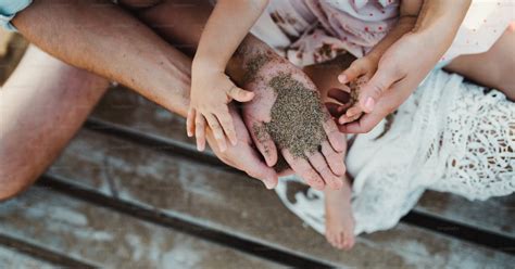 여름 휴가에 모래 해변에 앉아 있는 어린 소녀가 있는 가족의 중간 부분 클로즈업 및 평면도 사진 Unsplash의 바닷가 이미지