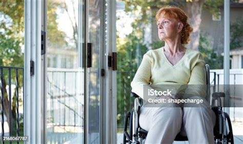 늙은 여자 휠체어 은퇴를 생각하고 현관과 외로움 감정과 기억으로 기억합니다 노인 요양원 및 상실에 대한 경이로움 결정 및 슬픔을 가진 장애인 휠체어에 대한 스톡 사진 및
