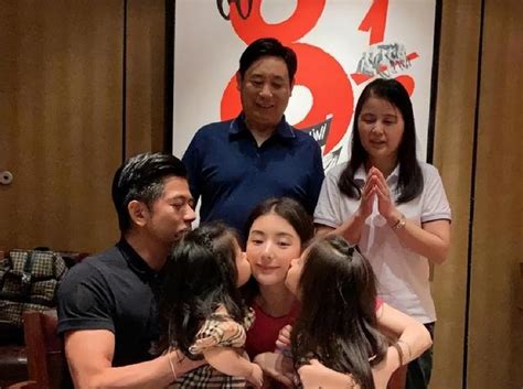 郭富城一家四口同框，他斷崖式衰老，小22歲嬌妻生倆娃還嫩似少女 每日頭條