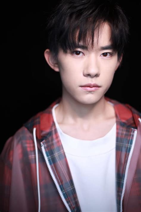 「綜藝星勢力」易烊千璽：翩翩公子，梨渦少年，王者風範已初現 每日頭條