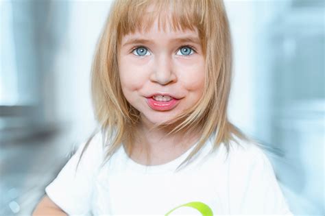 푸른 눈과 금발 머리를 가진 매력적인 어린 소녀의 초상화입니다 매력적인 아이는 미소와 행복합니다 2 3 살에 대한 스톡 사진 및 기타 이미지 Istock