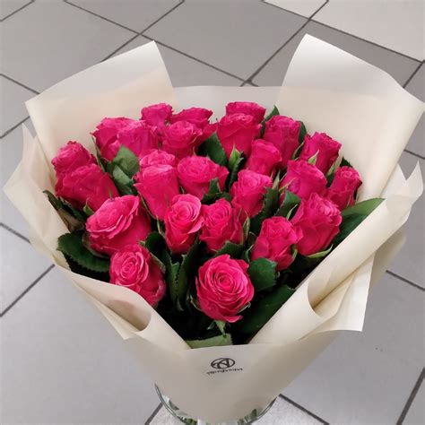 Букет из 25 розовых роз 50 см Кения в корейской упаковке купить в СПб Фото и видео букета