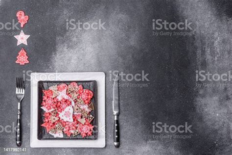 어두운 콘크리트 테이블에 크리스마스 장식과 진저 브레드 축하 준비 0명에 대한 스톡 사진 및 기타 이미지 0명 12월 갈색 Istock