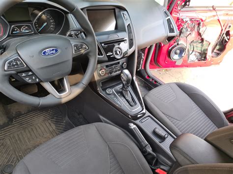 Установка панель консоли он же подлокотник рестайлинг — Ford Focus Hatchback Iii 2 л 2012