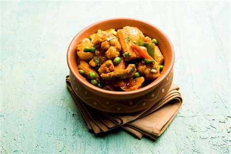 혼합 야채 카레 인도 메인 코스 레시피에는 당근 콜리플라워 녹색 완두콩 및 콩 아기 옥수수 고추 및 파니에 코티지 치즈와 전통 마살라 및 카레가 포함되어 있습니다 0명에