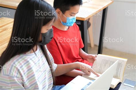 온라인 학습 수업을 공부하는 얼굴 마스크를 착용 소년 소녀 학생 집에서 원격 회의 거리 교육 10 11세에 대한 스톡 사진 및
