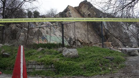 Пътят Асеновград Смолян затворен заради свличане в района на Юговско ханче Новини бг