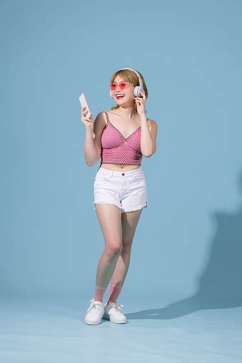 매력적인 꿈꾸는 소녀 점프 듣기 팝 Mp3 영혼 단일 노래 멜로디 기술 가상 연결 고립 30 34세에 대한 스톡 사진 및 기타