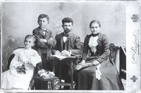 Babička Dědeček Maminka A Strýc Bohumila Hrabala V Noci Jsem Snil