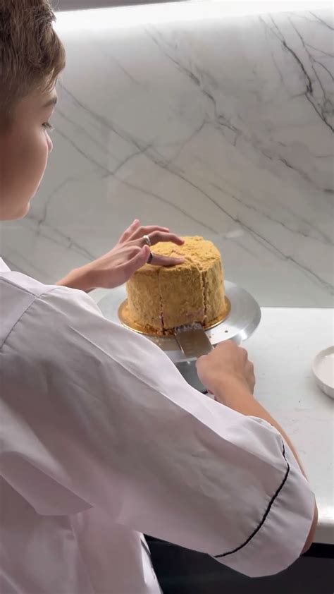 разрез торта медовик с малиновым конфи вкуснаяеда Youtube