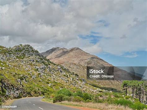 구름 낀 하늘 아래 구불구불한 도로가 있는 경치 좋은 구불구불한 언덕 0명에 대한 스톡 사진 및 기타 이미지 0명 거리가