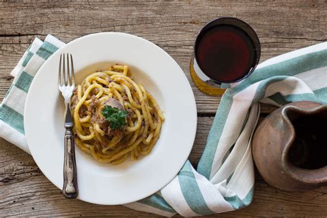 Foodiefriday 금요일음식소개 오늘은 베로나의 맛있는 전통 음식인 정어리 소스를 곁들인 비골리 파스타를 소개합니다 비골리는 베로나 가정집에서 만드는 신선하고