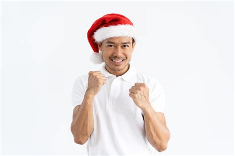 아시아 남자 산타 모자를 착용 하 고 복싱 포즈에 서 서 미소 개념에 대한 스톡 사진 및 기타 이미지 개념 경쟁 경쟁자 Istock
