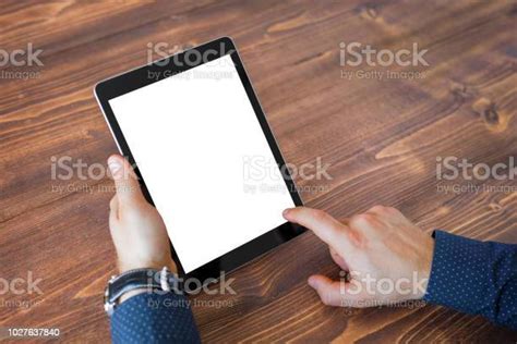 태블릿 컴퓨터를 사용 하 여 비즈니스 사람입니다 수평 한 스크린 이랑 태블릿 태블릿에 대한 스톡 사진 및 기타 이미지 태블릿 세로 구도 전자메일 Istock