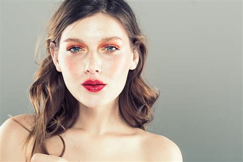 아름 다운 갈색 머리 여름 메이크업 뷰티 패션 여자 모델 핑크 입술 회색 배경입니다 갈색 머리에 대한 스톡 사진 및 기타 이미지 갈색 머리 곱슬 머리 눈 감기