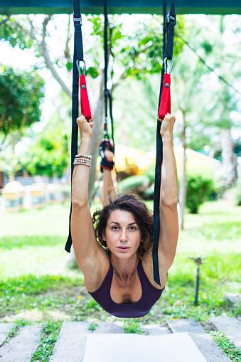 공원에서 야외에서 알파 중력 요가를 연습하는 젊은 성인 여성 40 44세에 대한 스톡 사진 및 기타 이미지 40 44세 가냘픈 강사 Istock