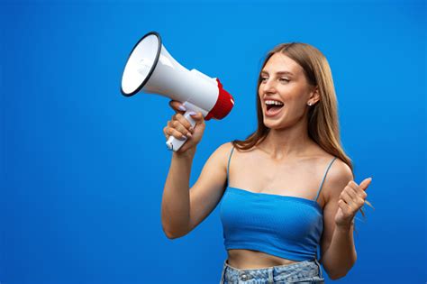 스튜디오에서 파란색 배경에 대해 메가폰을 가진 젊은 예쁜 여자 20 24세에 대한 스톡 사진 및 기타 이미지 20 24세 개념 녹음 장비 Istock