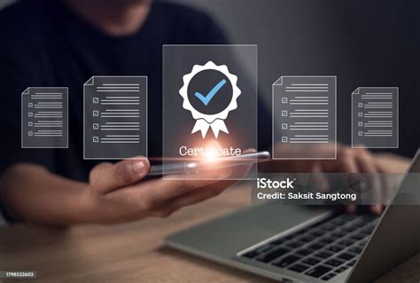 Iso 표준 품질 관리 및 인증 및 표준화 프로세스 개념 비즈니스 성과 관리 또는 국제 표준 보증 사람은 스마트 폰에 인증서 아이콘을 표시합니다 0명에 대한 스톡 사진 및