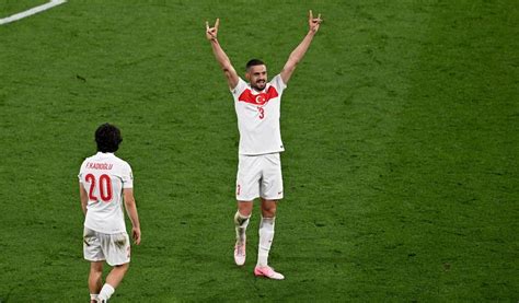 „wolfsgruß Sorgte Für Em Skandal Türkei Baut Statue Für Rechtsextreme