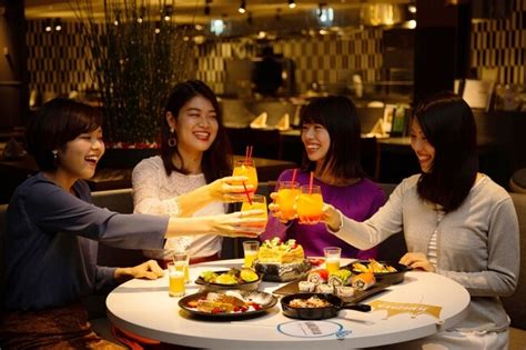 モクテルで乾杯楽しむ女性客 飲食店で広がり 女性ヘルスケア専門のビジネスメディアウーマンズラボ