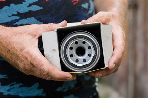 자동차 오일 필터입니다 워크샵에서 자동차 수리에 대 한 예비 부품입니다 장소자동차 워크샵입니다 교통수단에 대한 스톡 사진 및