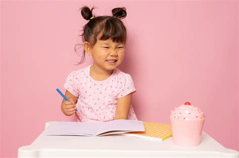 분홍색 배경에 고립 된 연필을 가진 재미있는 작은 아시아 소녀 교육에 대한 스톡 사진 및 기타 이미지 교육 귀여운 놀기 Istock
