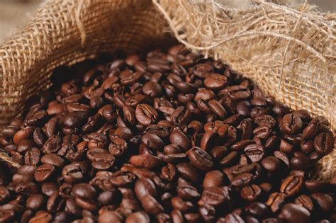 나무 배경에 커피 질감의 상단보기 신선한 품질의 커피 콩은 여전히 뜨겁고 김이 있습니다 0명에 대한 스톡 사진 및 기타 이미지