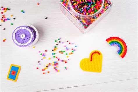 항아리에 열모사형 구슬 하트 모양의 형태와 구슬로 만든 공예품 집에서 아이들과 조용한 가족 게임의 개념 0명에 대한 스톡 사진 및 기타 이미지 Istock