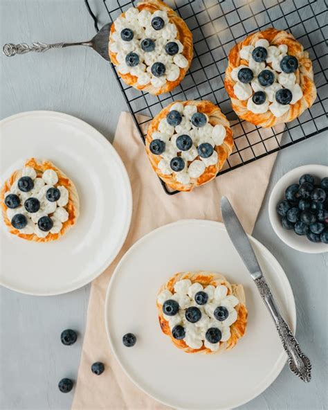 접시와 냉각 랙 위의 맛있는 블루베리 타르트 · 무료 스톡 사진