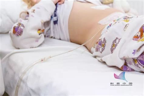 紧急37分钟飞机上医生竟用嘴为病人吸尿看完发现最可怕的是