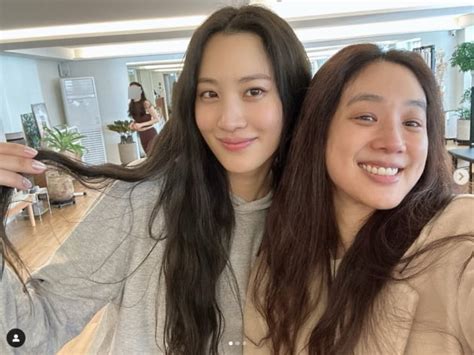 수현 완벽 민낯에도 청초한 미모정려원과 다정하게 투 샷 텐아시아