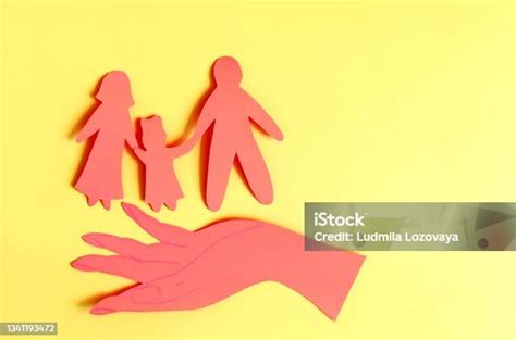 색깔의 배경에 아이와 함께 가족을 들고 골판지 손 가족 관계의 개념은 성인과 어린이가 공간을 복사 3차원 형태에 대한 스톡 사진 및 기타 이미지 Istock