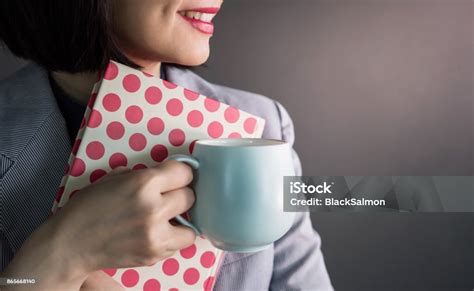 읽기 및 술 개념 행복 한 여 자가 들고 컵의 커피와 웃는 얼굴로 책 하 여 휴식 교육에 대한 스톡 사진 및 기타 이미지 교육 라떼 마실 것 Istock