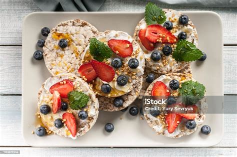 통 곡물 크리스피 브레드는 커드 치즈 꿀 민트 잎 신선한 딸기와 블루베리로 부풀어 있습니다 평면도 0명에 대한 스톡 사진 및 기타 이미지 Istock