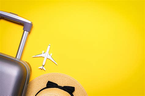 여름 패턴 배경 가방 야자수 잎과 밀짚 모자선글라스 노란색 배경에 여행 구성흰색 비행기 상단 보기 플랫 레이 공간을 복사합니다 0명에 대한 스톡 사진 및 기타 이미지