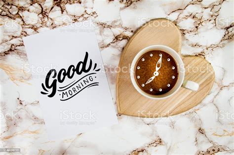 대리석 배경에 흰색 머그잔에 커피와 좋은 아침 텍스트와 시계 그래픽 하트 모양홀더 0명에 대한 스톡 사진 및 기타 이미지 0명 가정 생활 갈색 Istock