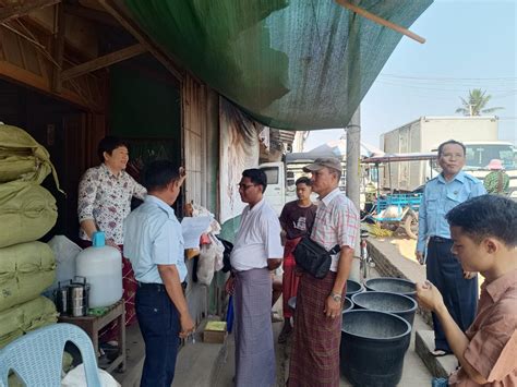 ညောင်လေးပင်မြို့၊ မြို့မစျေးကြီးတွင် စားအုန်းဆီရောင်းချသည့် စျေးဆိုင်မ