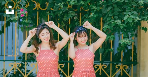 물방울 무늬 드레스를 입은 두 명의 여성이 터번 머리띠를 들고 있습니다 사진 Unsplash의 무료 여성 이미지