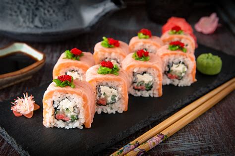 연어 오이 아보카도 크림 치즈 Tobiko 캐 비어와 함께 필라델피아 롤 초밥 스시 메뉴입니다 0명에 대한 스톡 사진 및 기타 이미지 Istock